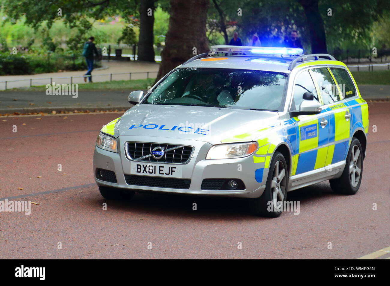 Ein polizeiauto mit blinkenden blauen lichtern -Fotos und -Bildmaterial ...