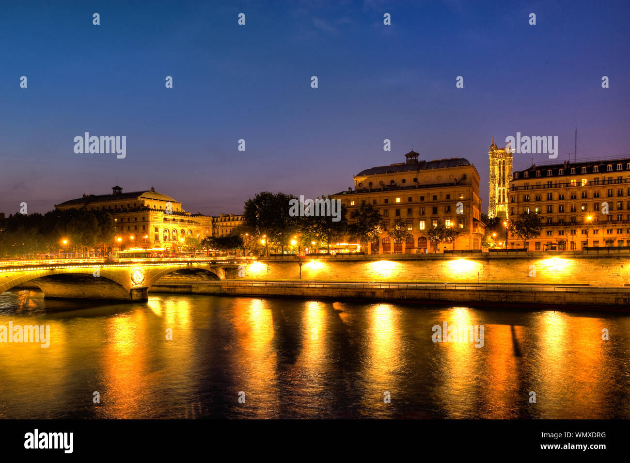 Paris, Theatre du Chatelet, Tour Saint-Jacques Stockfotografie - Alamy