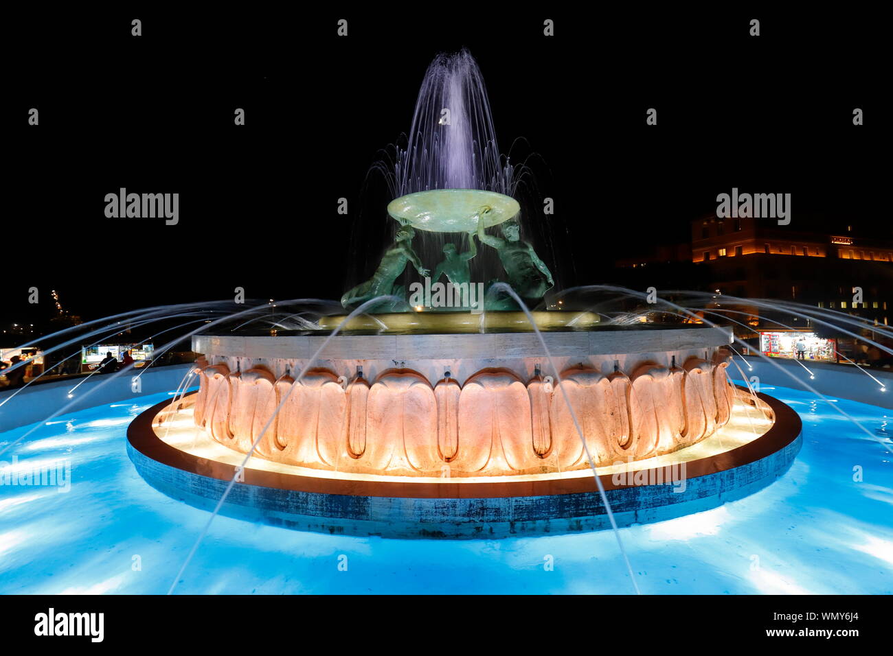 Die wunderschön beleuchtete Triton Brunnen vor den Toren der Hauptstadt ...