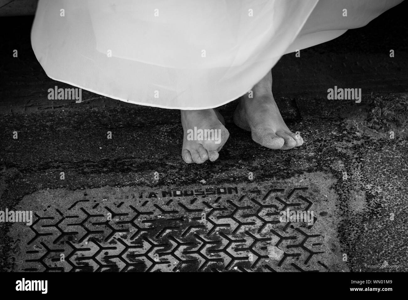 Barfuß auf der straße Schwarzweiß-Stockfotos und -bilder - Alamy