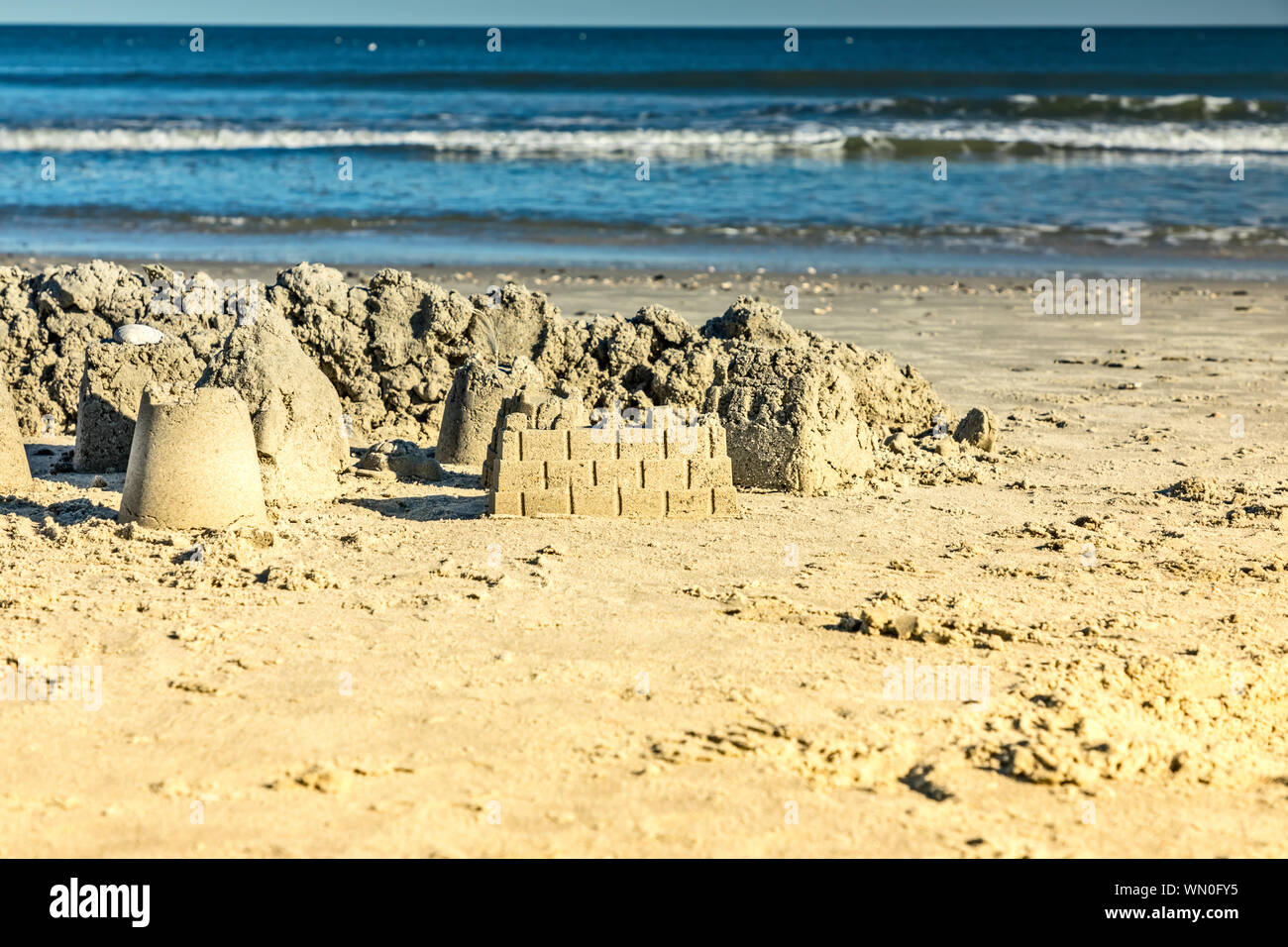 Sandburgen bauen -Fotos und -Bildmaterial in hoher Auflösung – Alamy