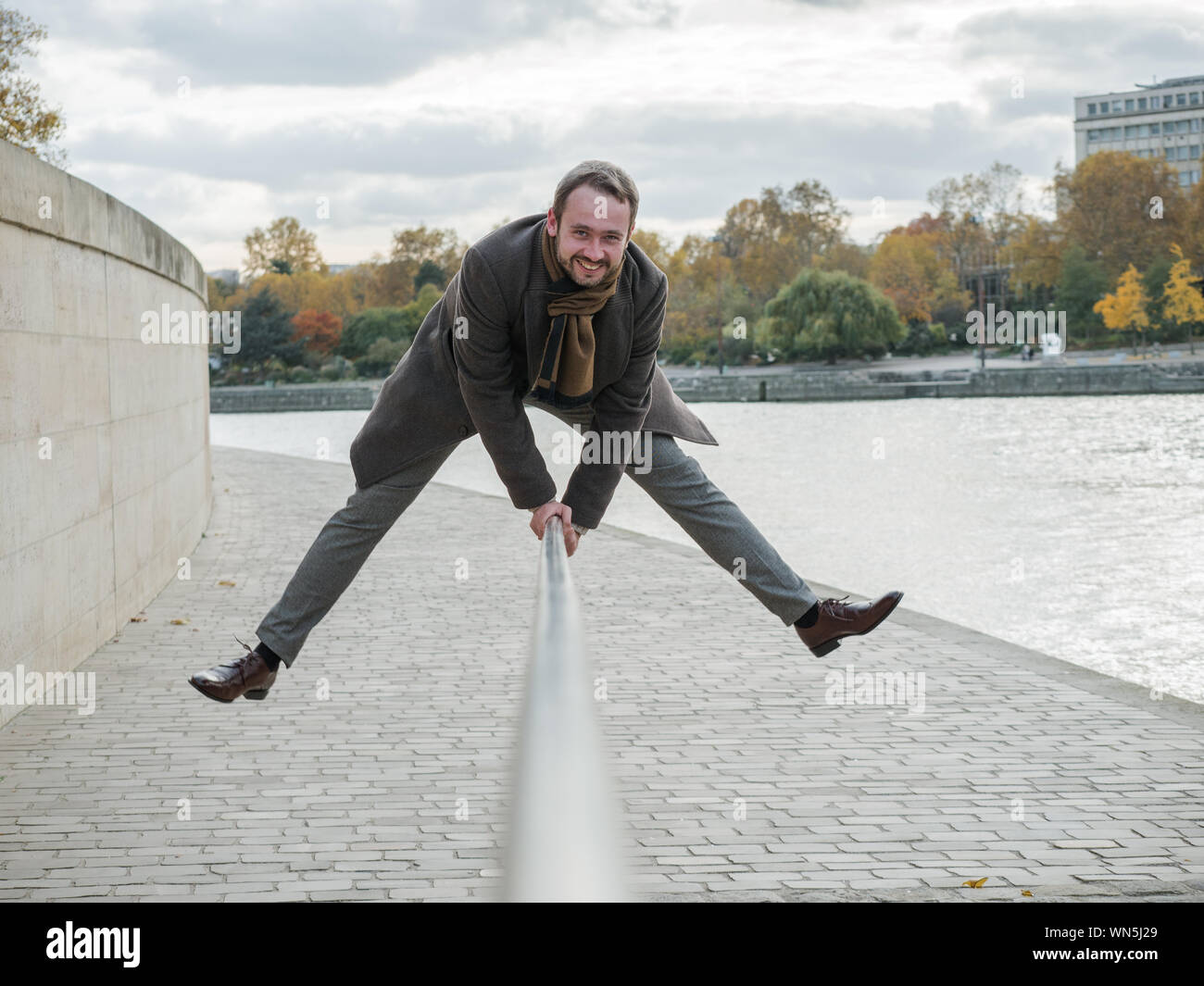 Man jumping over railing -Fotos und -Bildmaterial in hoher Auflösung ...