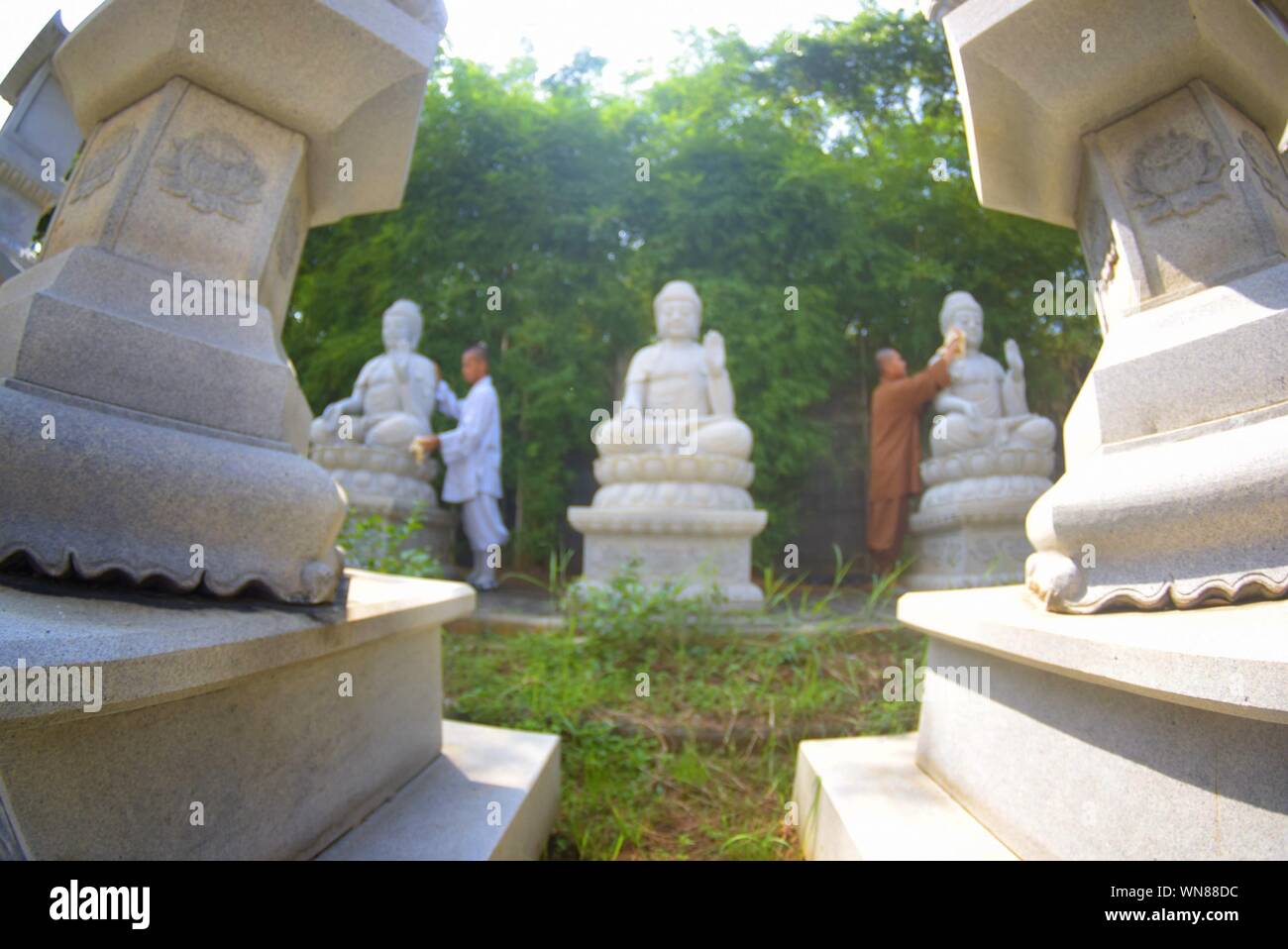 Zwei männliche statuen -Fotos und -Bildmaterial in hoher Auflösung – Alamy