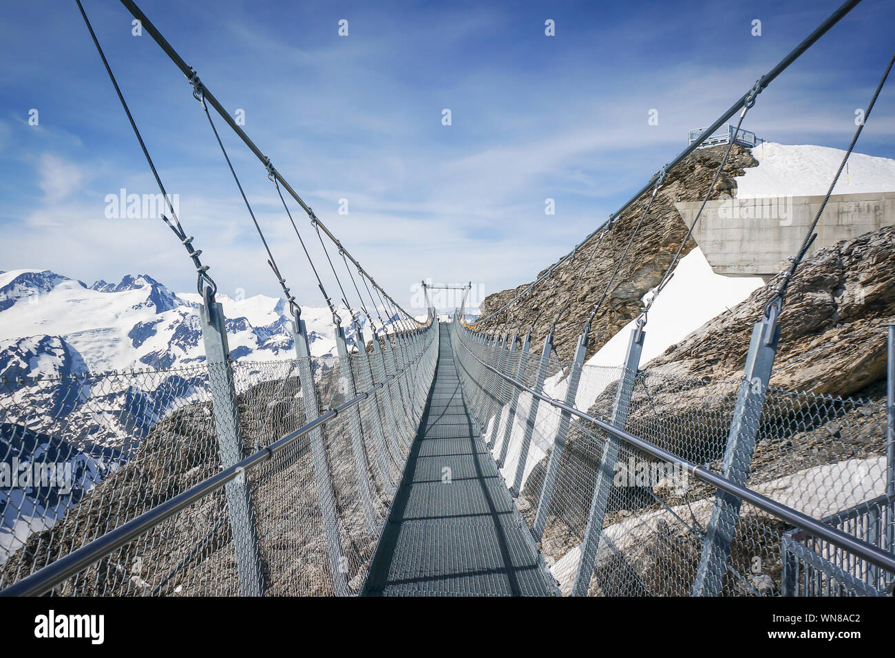 Titlis Cliff Walk Stockfotos und -bilder Kaufen - Alamy