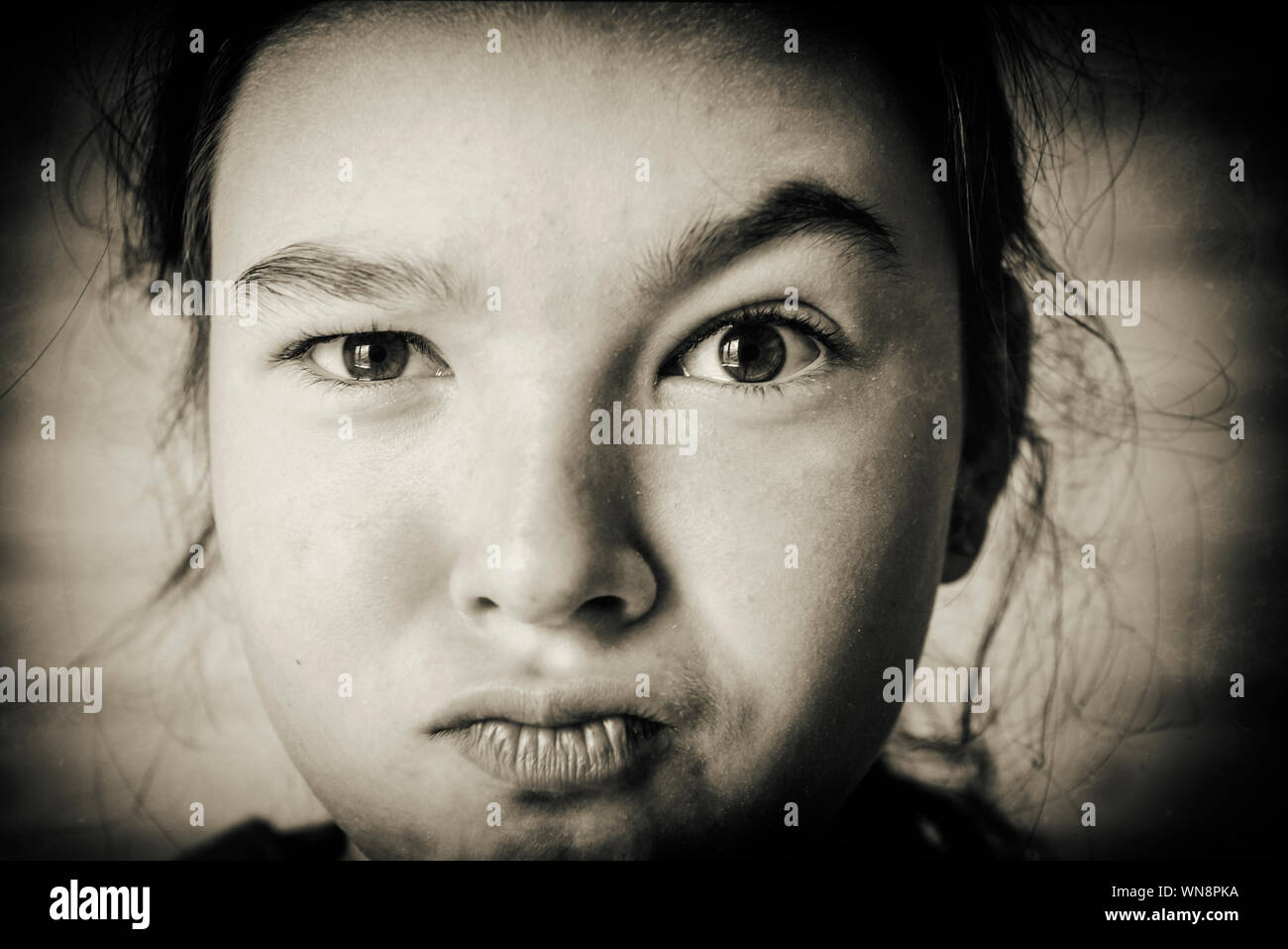 Frau macht ihr gesicht -Fotos und -Bildmaterial in hoher Auflösung – Alamy