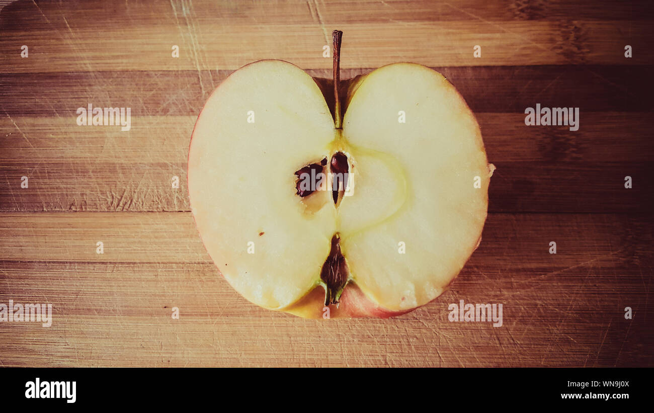 Apple halved -Fotos und -Bildmaterial in hoher Auflösung – Alamy