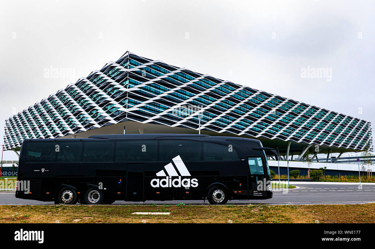 Herzogenaurach, Deutschland. 29. Juli, 2019. Adidas-Bus vor der Arena ...