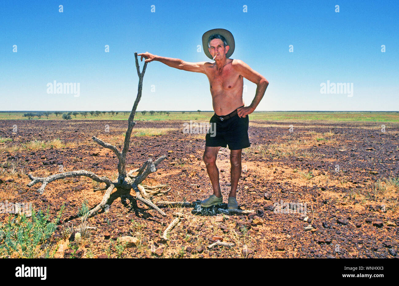 Ein australischer Mann stehend in die öde Wüste des australischen ...