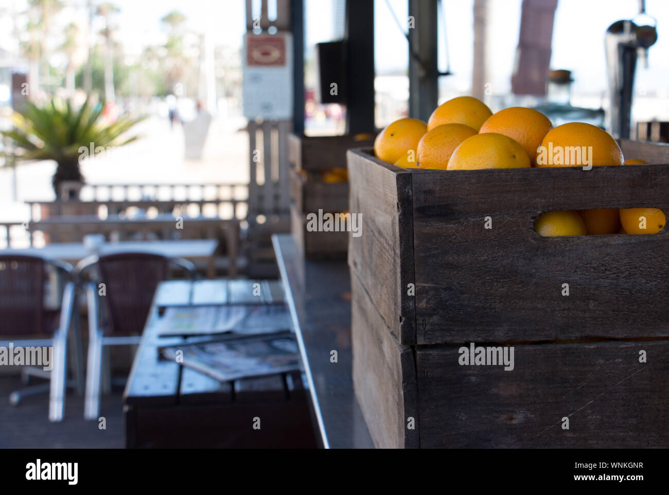 Kisten mit orangen -Fotos und -Bildmaterial in hoher Auflösung – Alamy