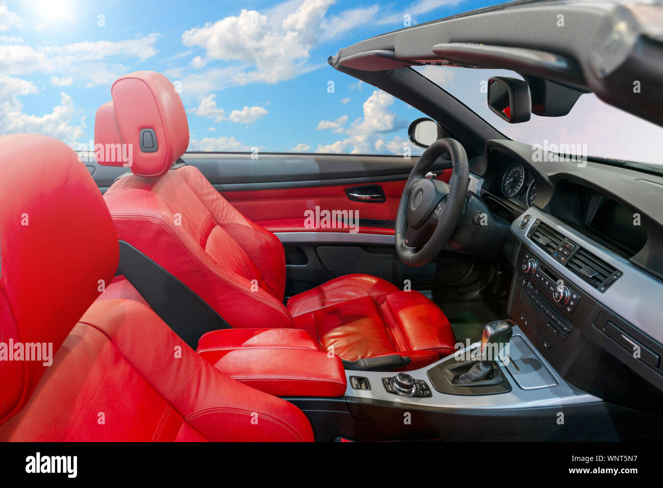 Rote ledersitze sitz innensport -Fotos und -Bildmaterial in hoher ...