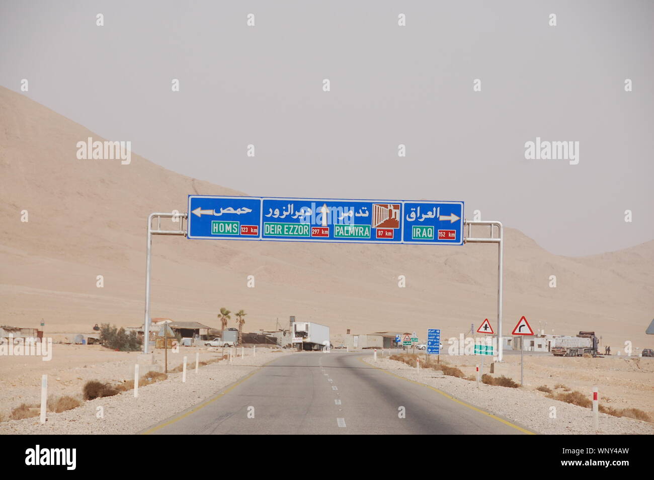 Arabic Highway Sign Stockfotos und -bilder Kaufen - Alamy