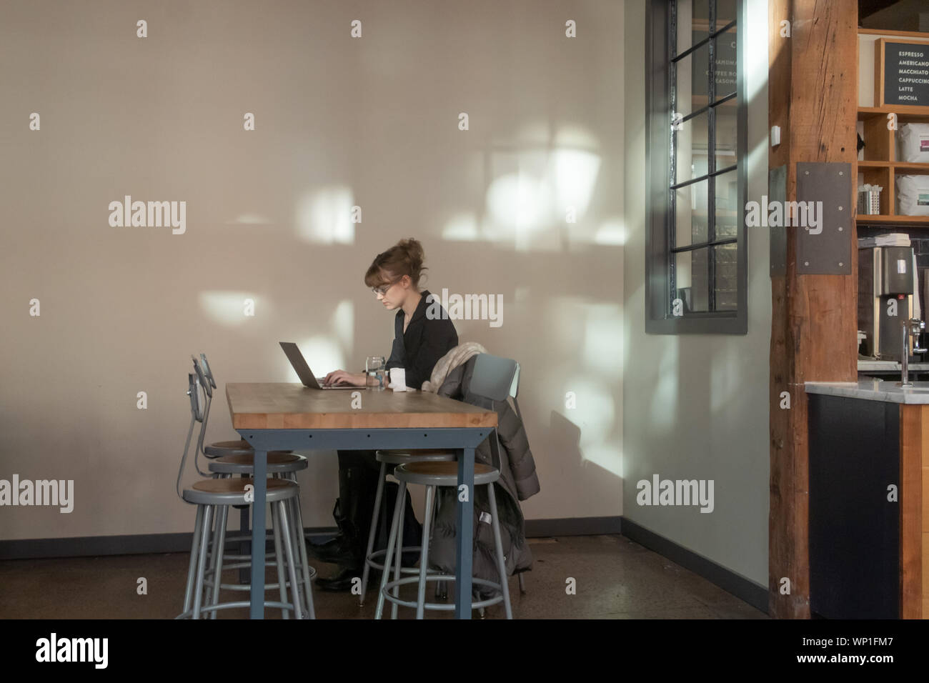 Sitzt an ihrem computer -Fotos und -Bildmaterial in hoher Auflösung – Alamy