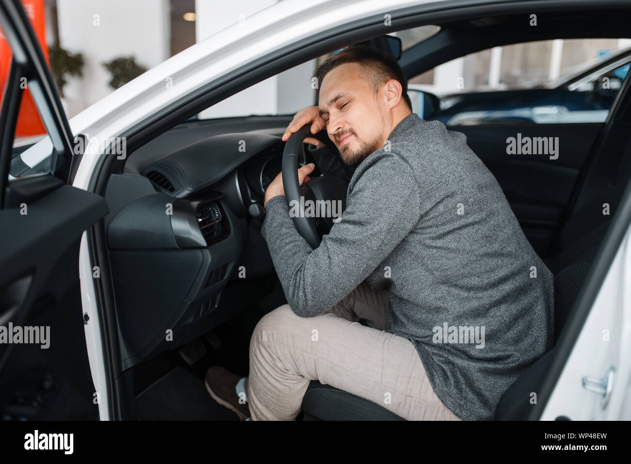 New car showroom -Fotos und -Bildmaterial in hoher Auflösung – Alamy