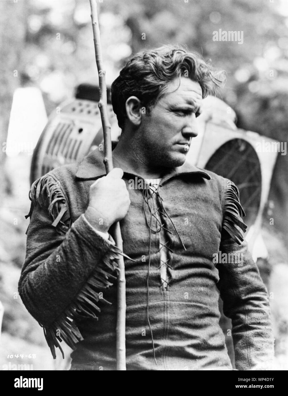 SPENCER TRACY als Major Robert Rogers auf eingestellte Filmaufnahmen ...