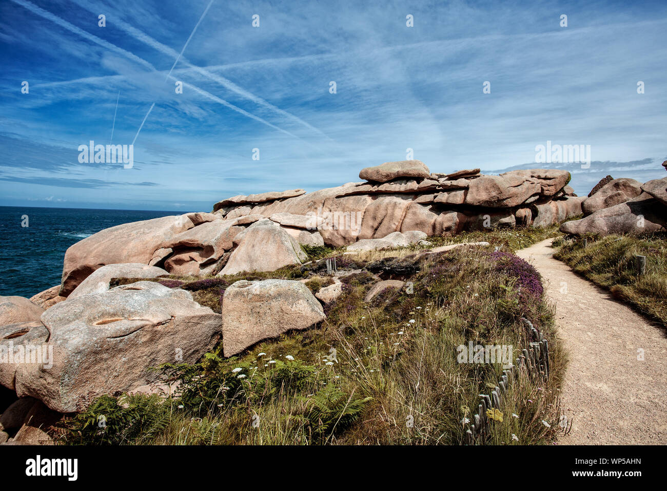 Blick auf Bretonic Küste und Strand mit Granit Felsen an der Cote De ...