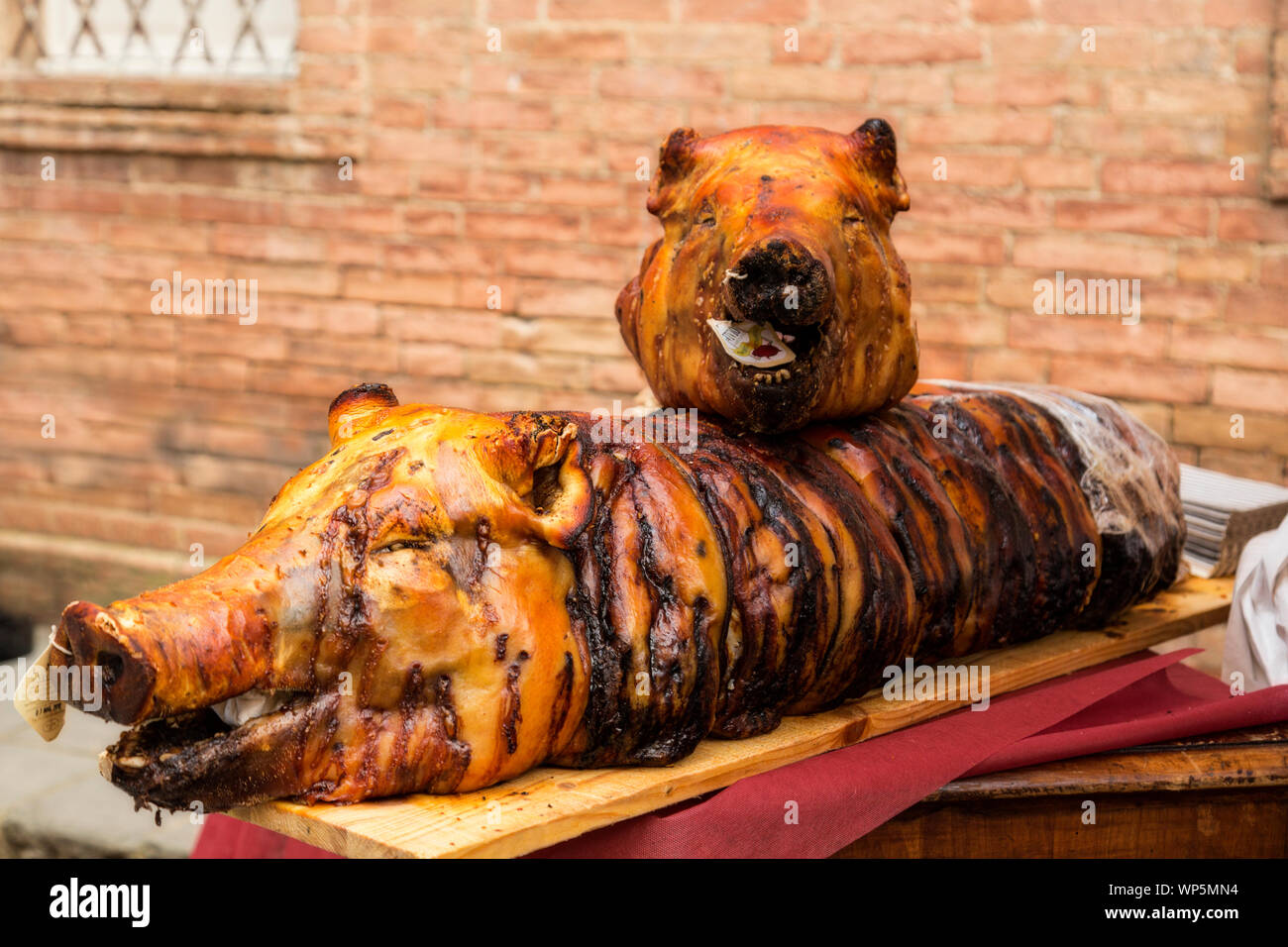Ganzes Gebratenes Spanferkel Stockfotos und -bilder Kaufen - Alamy
