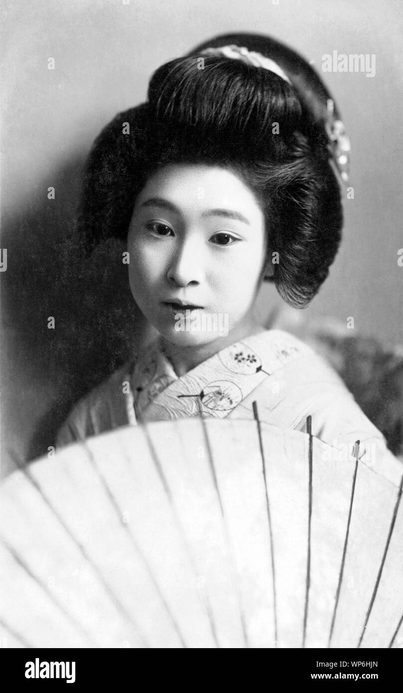 [1920s Japan - Japanische Frau mit Sonnenschirm] - junge japanische Frau im Kimono und ...