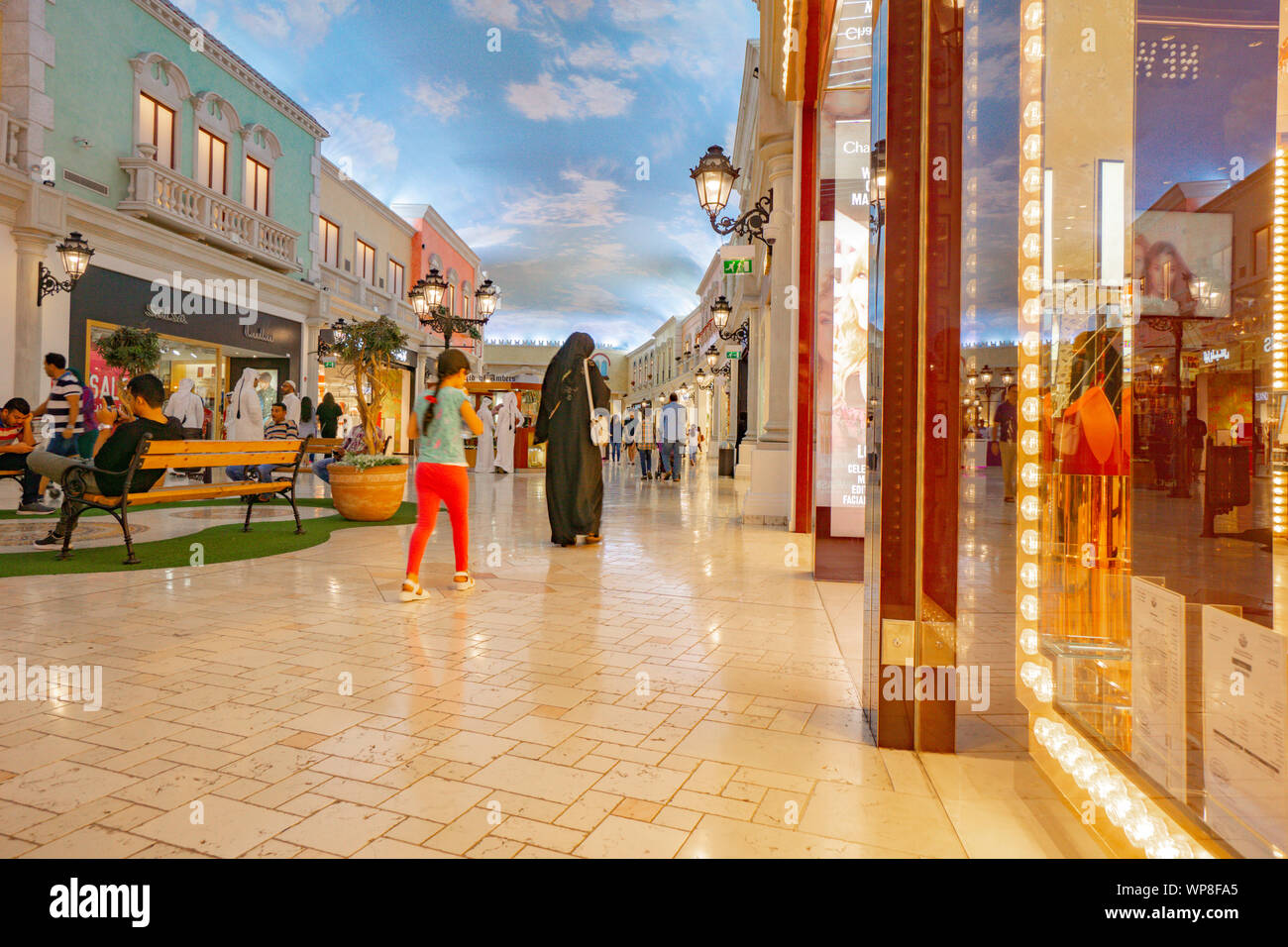 Villaggio einkaufszentrum doha -Fotos und -Bildmaterial in hoher Auflösung – Alamy