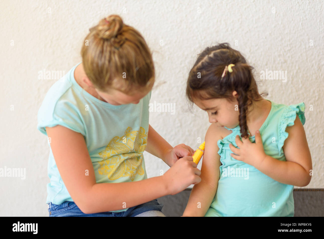 Impfung und Grippeimpfung Konzept. Kinder spielen Arzt. Wenig ...
