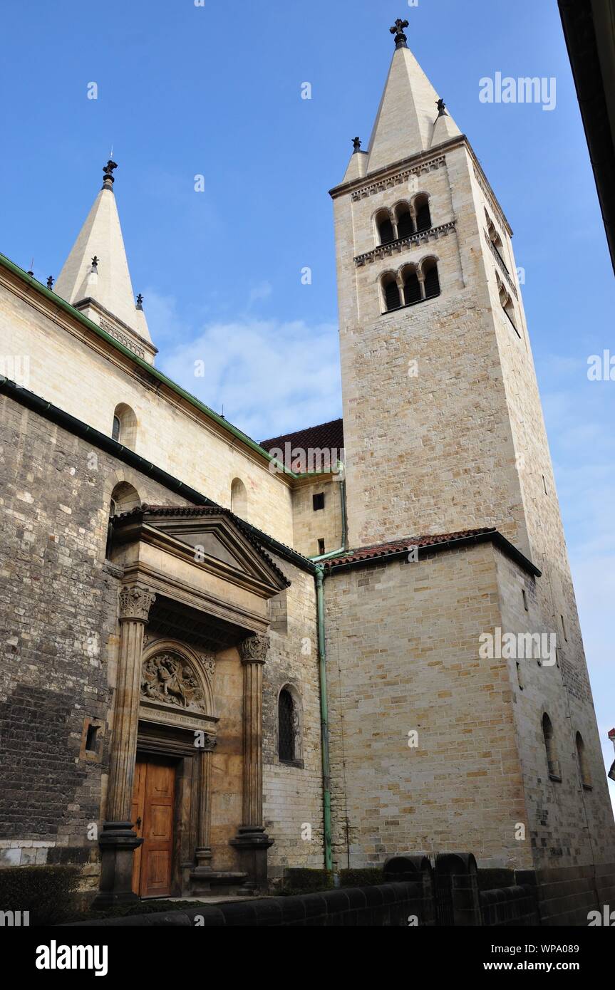 Romanischer rundbogen -Fotos und -Bildmaterial in hoher Auflösung – Alamy