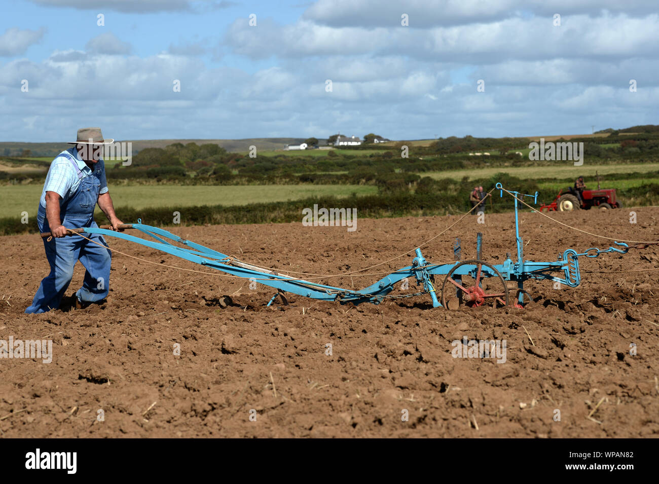 Bauer pferd pflug -Fotos und -Bildmaterial in hoher Auflösung – Alamy