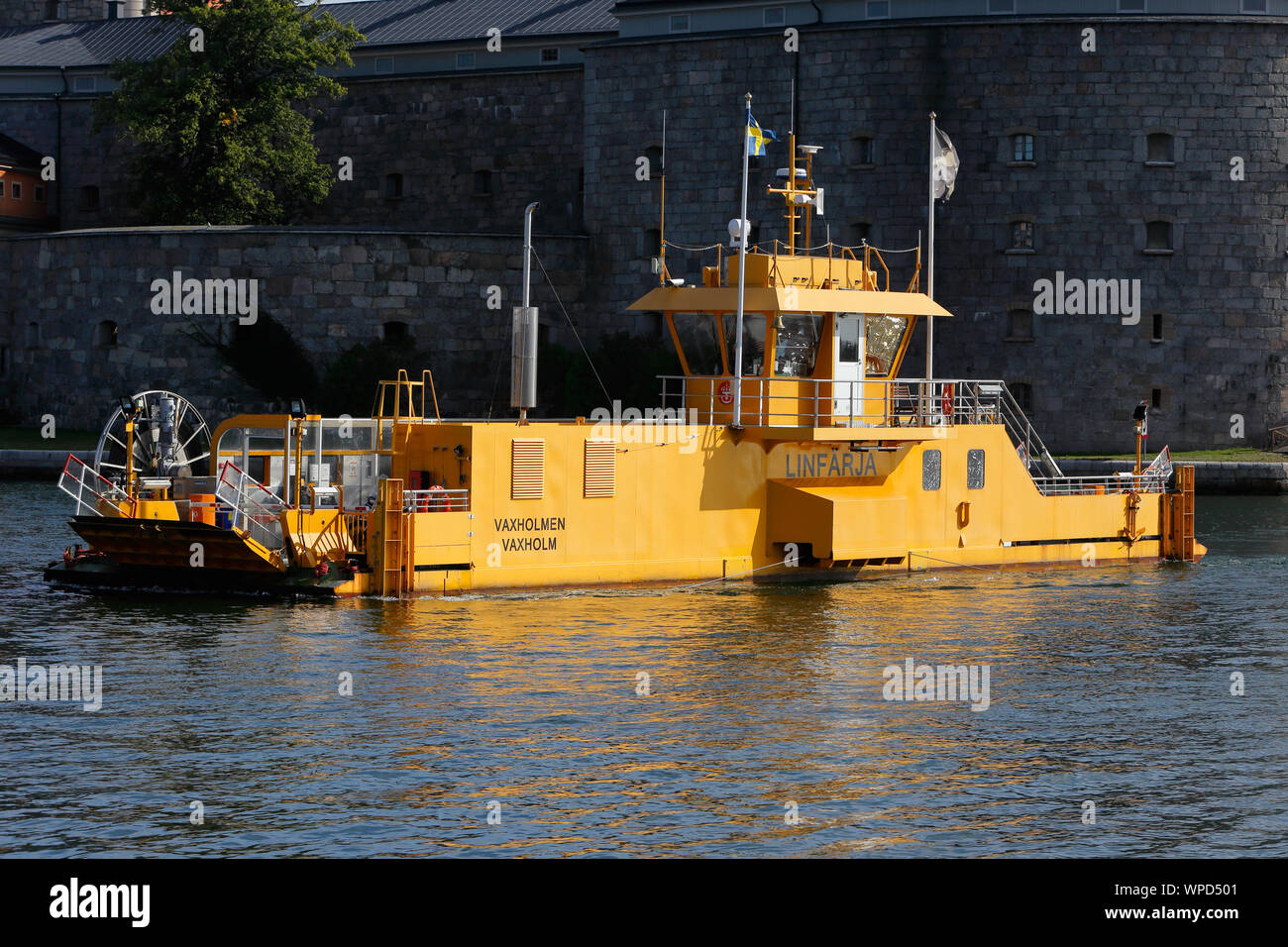 Vaxholm, Schweden - 30. August 2019:; das Kabel betriebenen Fähre ...
