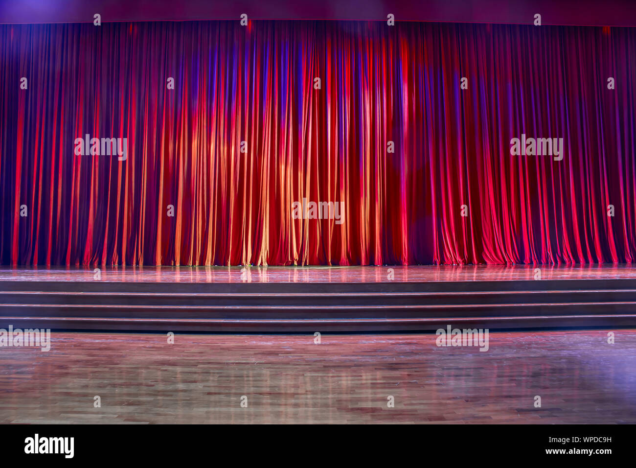 Rote Vorhänge und die Bühne Parkett mit Treppen in Theater mit bunter ...