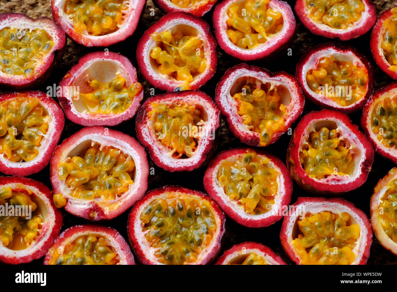 Passion fruit pulp seeds -Fotos und -Bildmaterial in hoher Auflösung ...