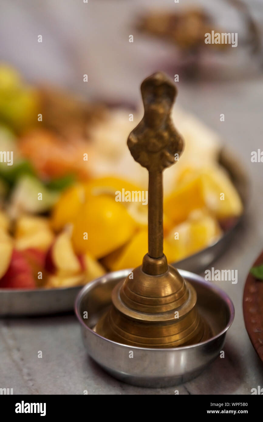 Hand puja Bell für Indische Bengali puja Rituale für Durga Puja ...