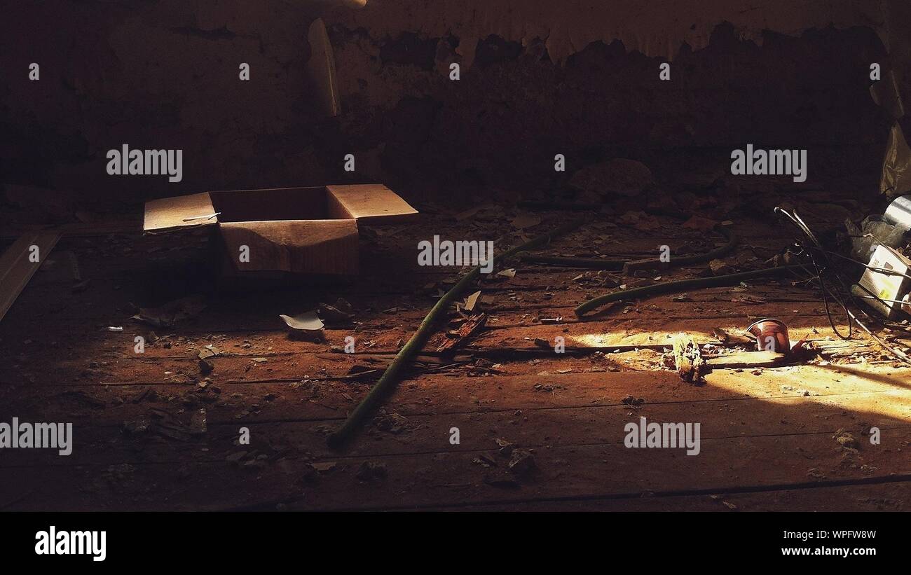 Messy floor -Fotos und -Bildmaterial in hoher Auflösung – Alamy