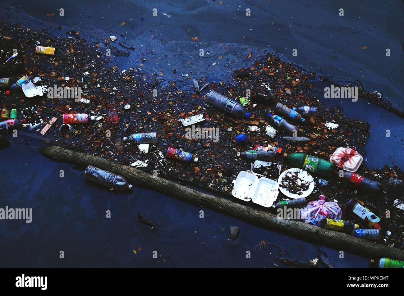 Müll verschmutzter fluss -Fotos und -Bildmaterial in hoher Auflösung ...