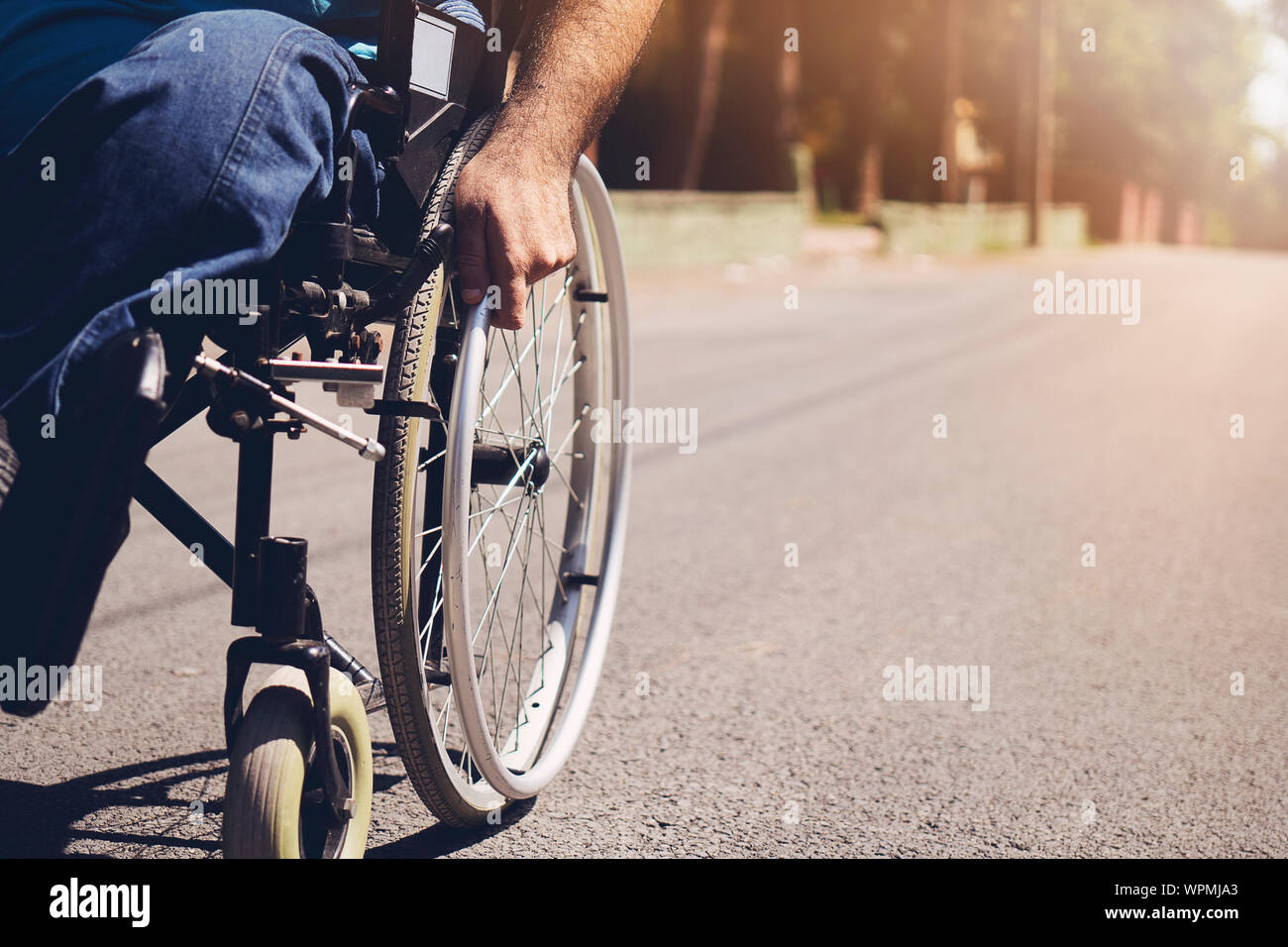 Junger behinderter erwachsener -Fotos und -Bildmaterial in hoher ...