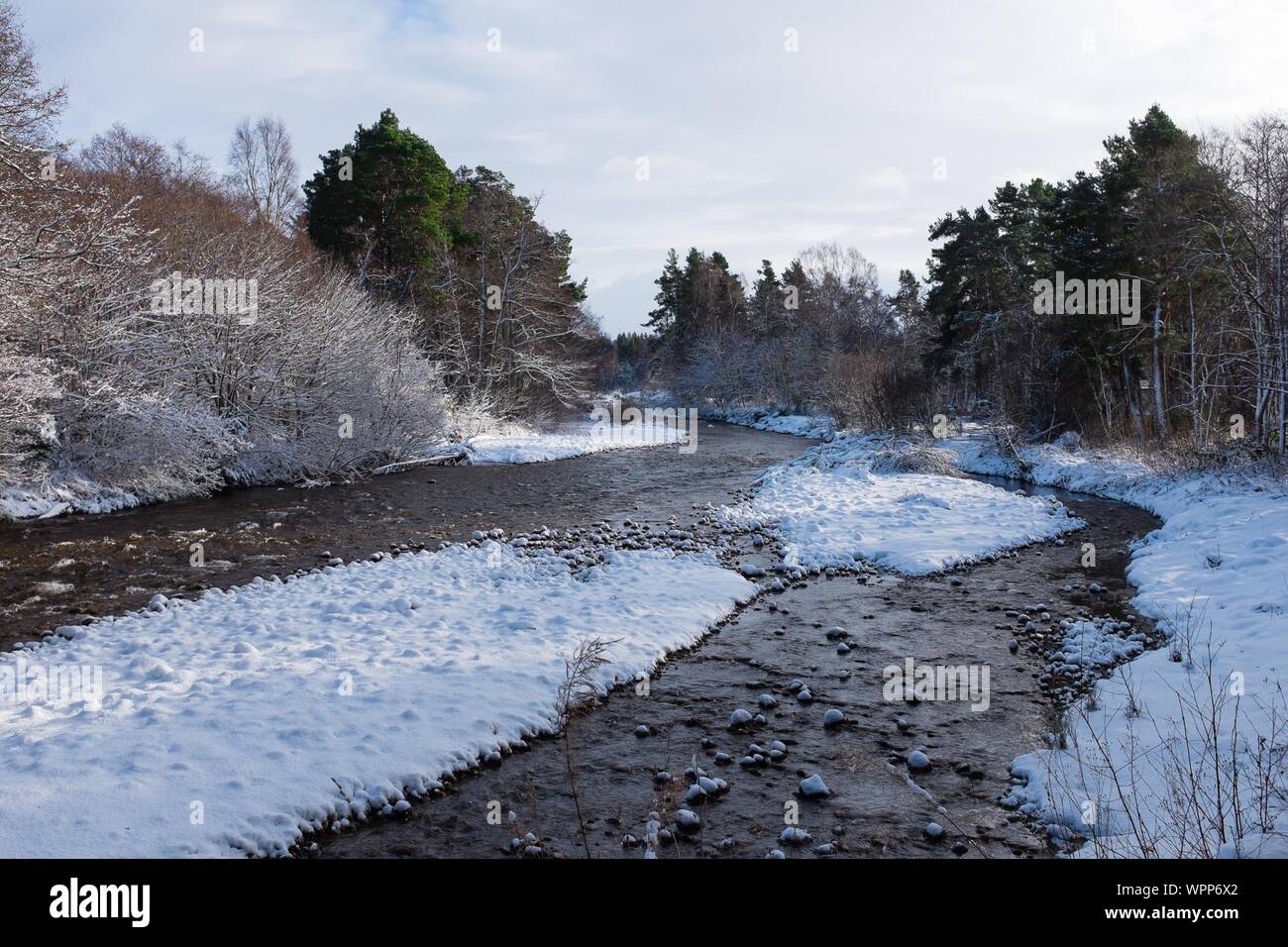 Verschneiter wald fluss -Fotos und -Bildmaterial in hoher Auflösung – Alamy