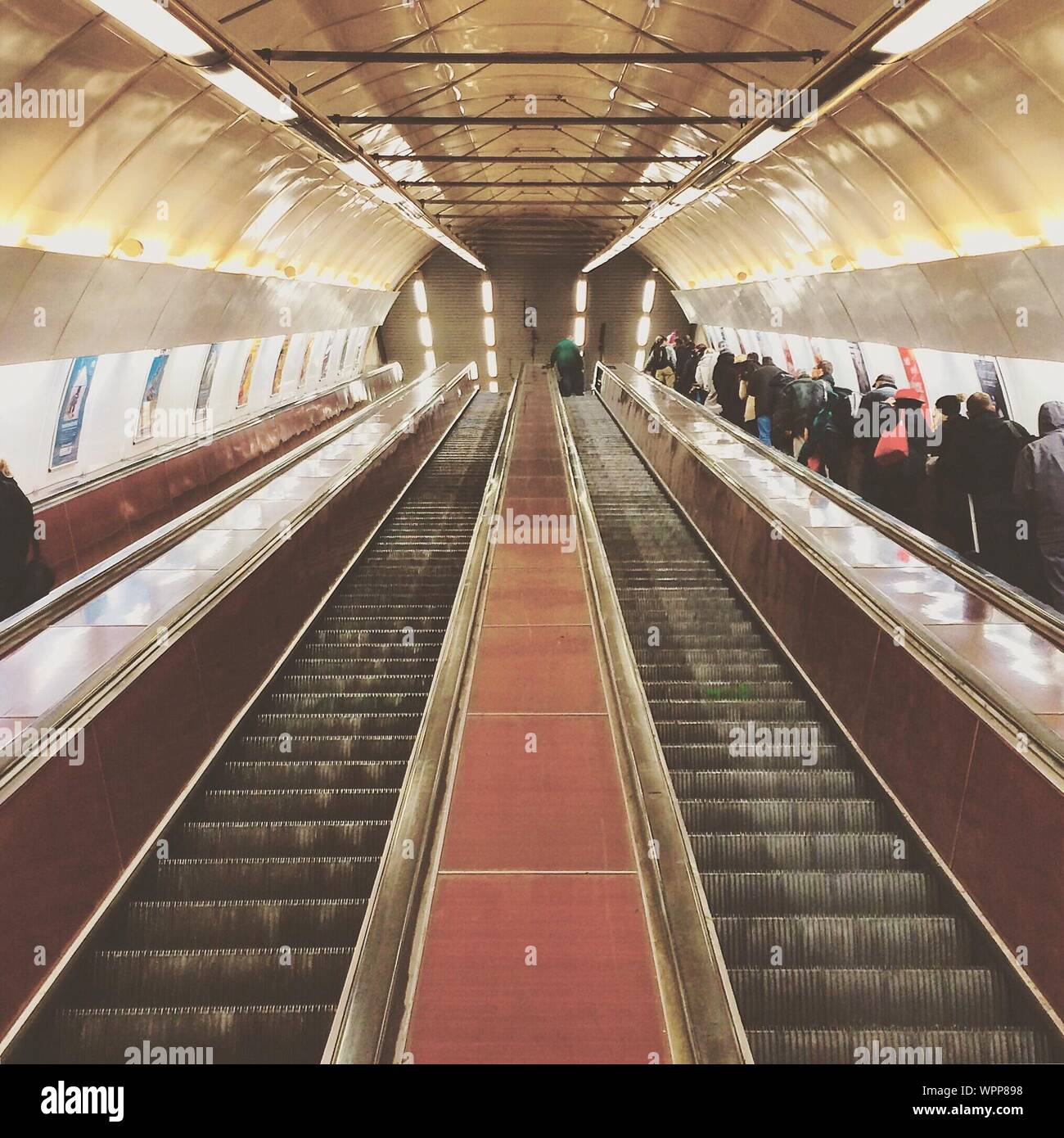 Blick auf rolltreppen -Fotos und -Bildmaterial in hoher Auflösung – Alamy