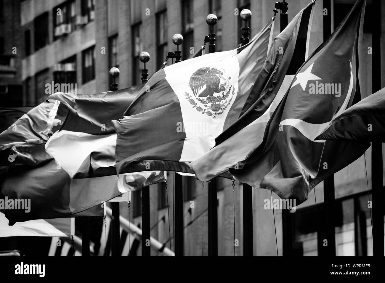 Flags poles -Fotos und -Bildmaterial in hoher Auflösung – Alamy