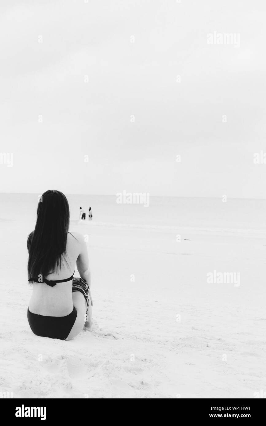 Frau Im Bikini Sitzen Schwarzweiß Stockfotos Und Bilder Alamy