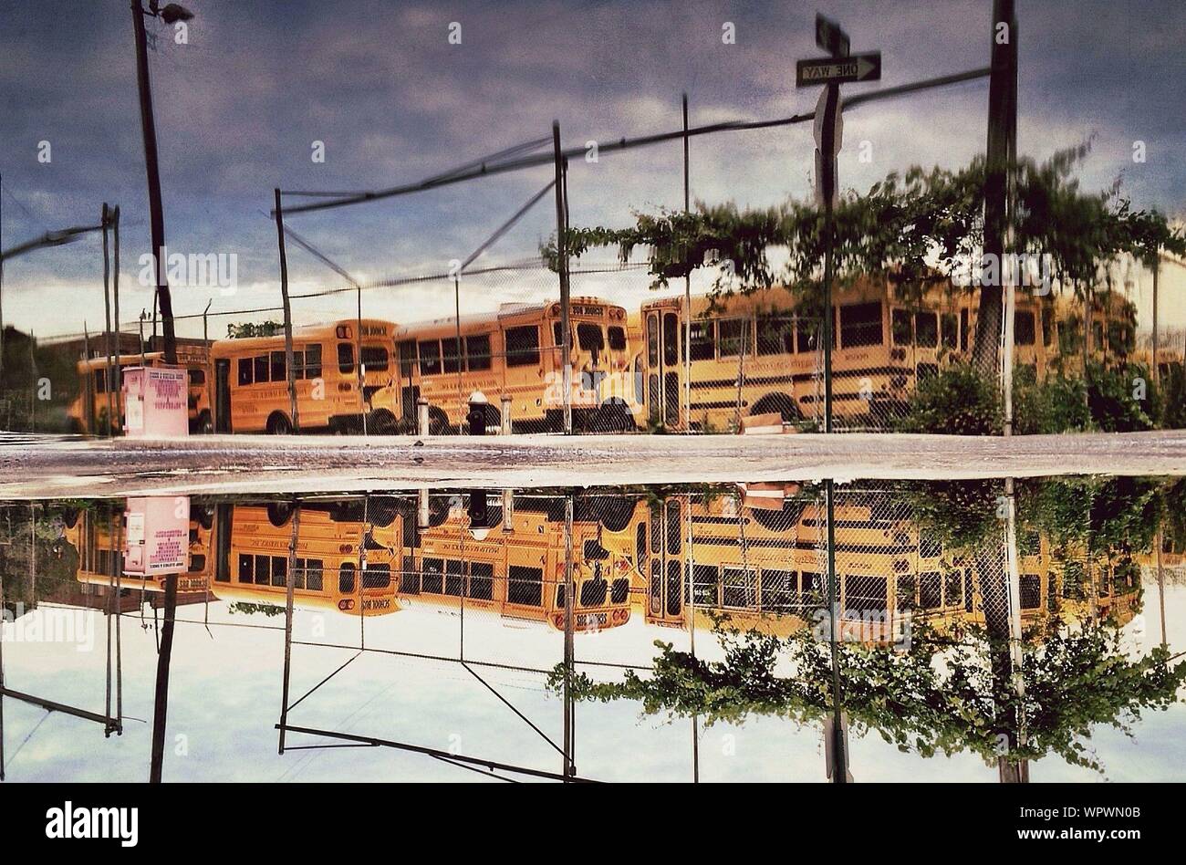 Reflexion des busses in wasser -Fotos und -Bildmaterial in hoher ...