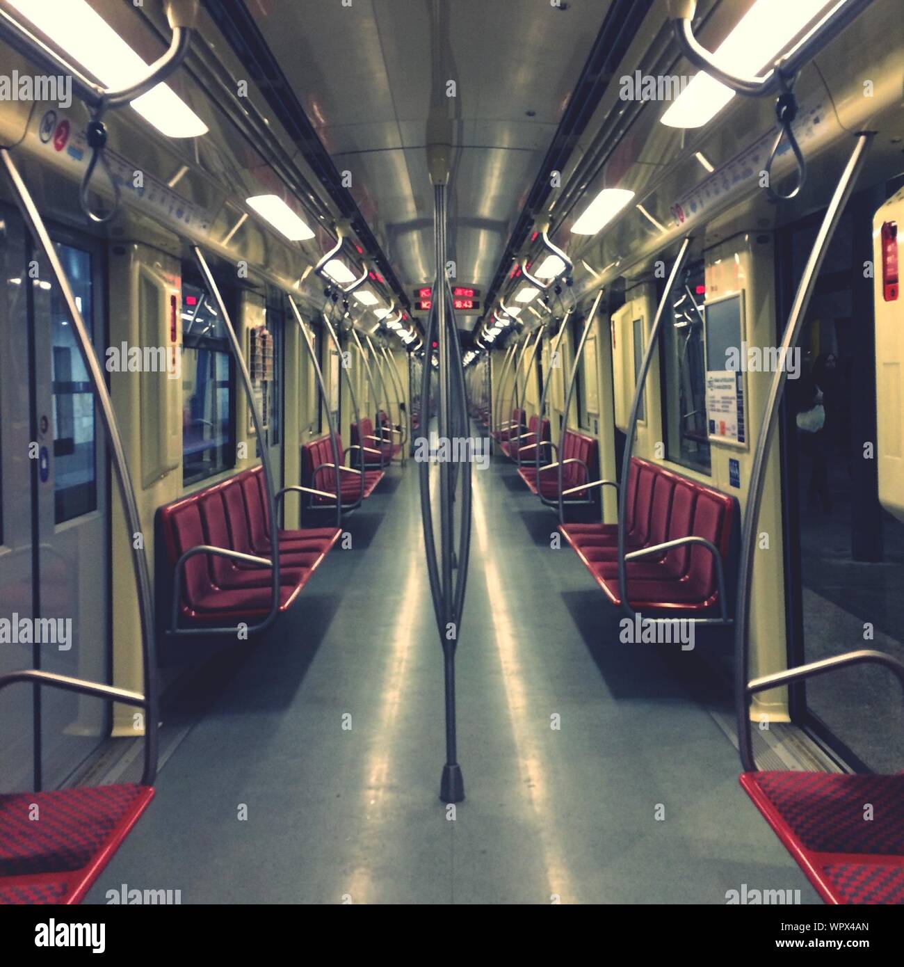 Von innen beleuchtete U-Bahn Stockfotografie - Alamy