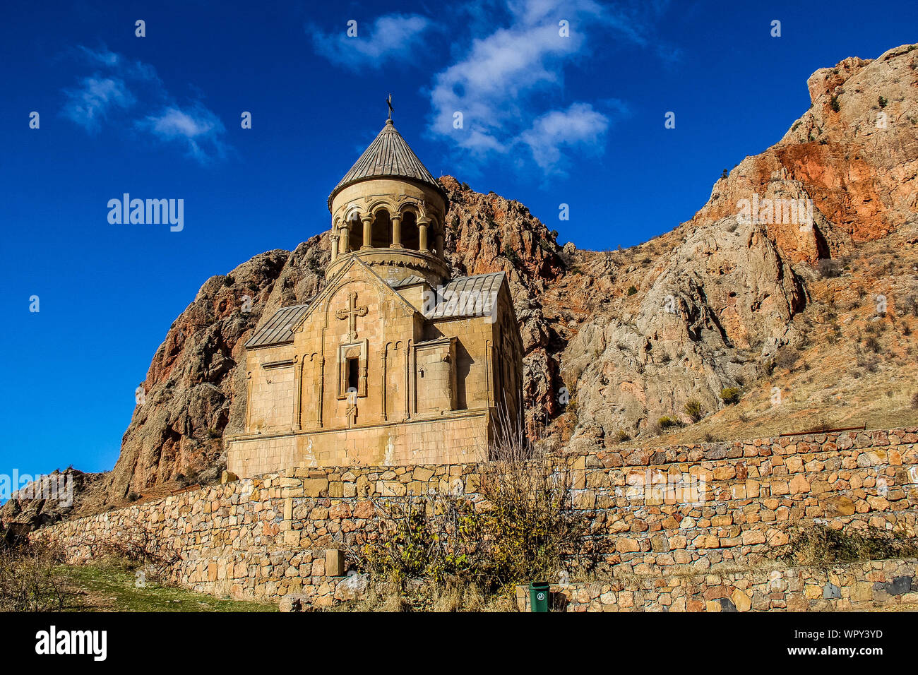 Kirche in felsen gebaut -Fotos und -Bildmaterial in hoher Auflösung – Alamy
