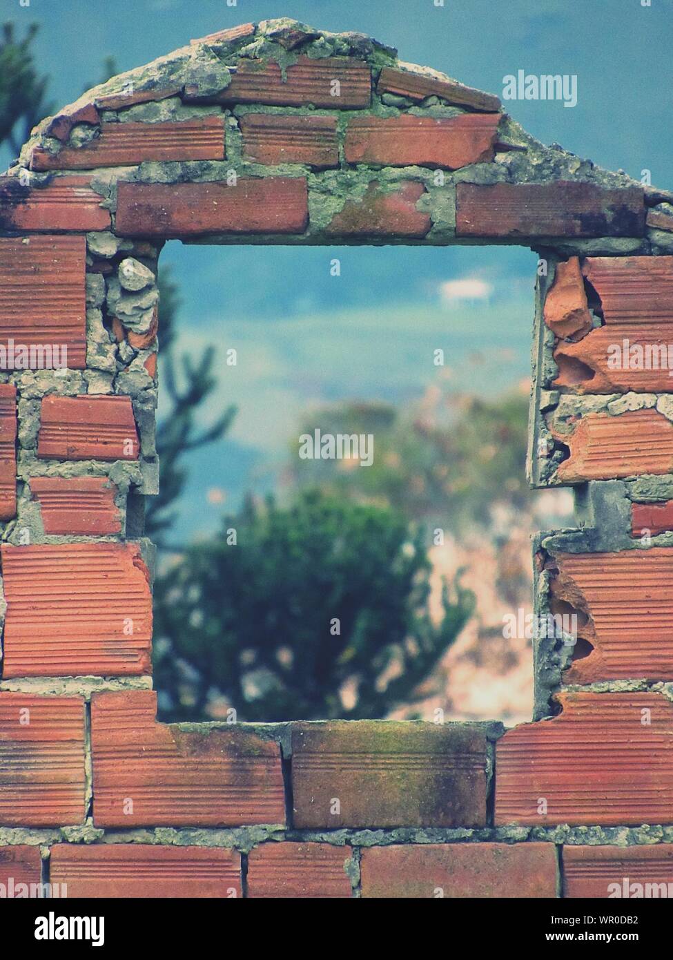 Broken brick -Fotos und -Bildmaterial in hoher Auflösung – Alamy