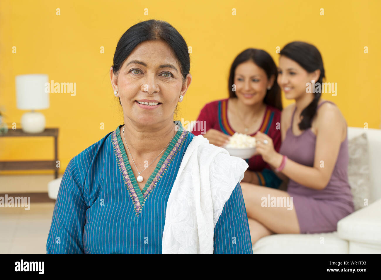 Alte frau, schwiegertochter und enkelin -Fotos und -Bildmaterial in hoher Auflösung – Alamy