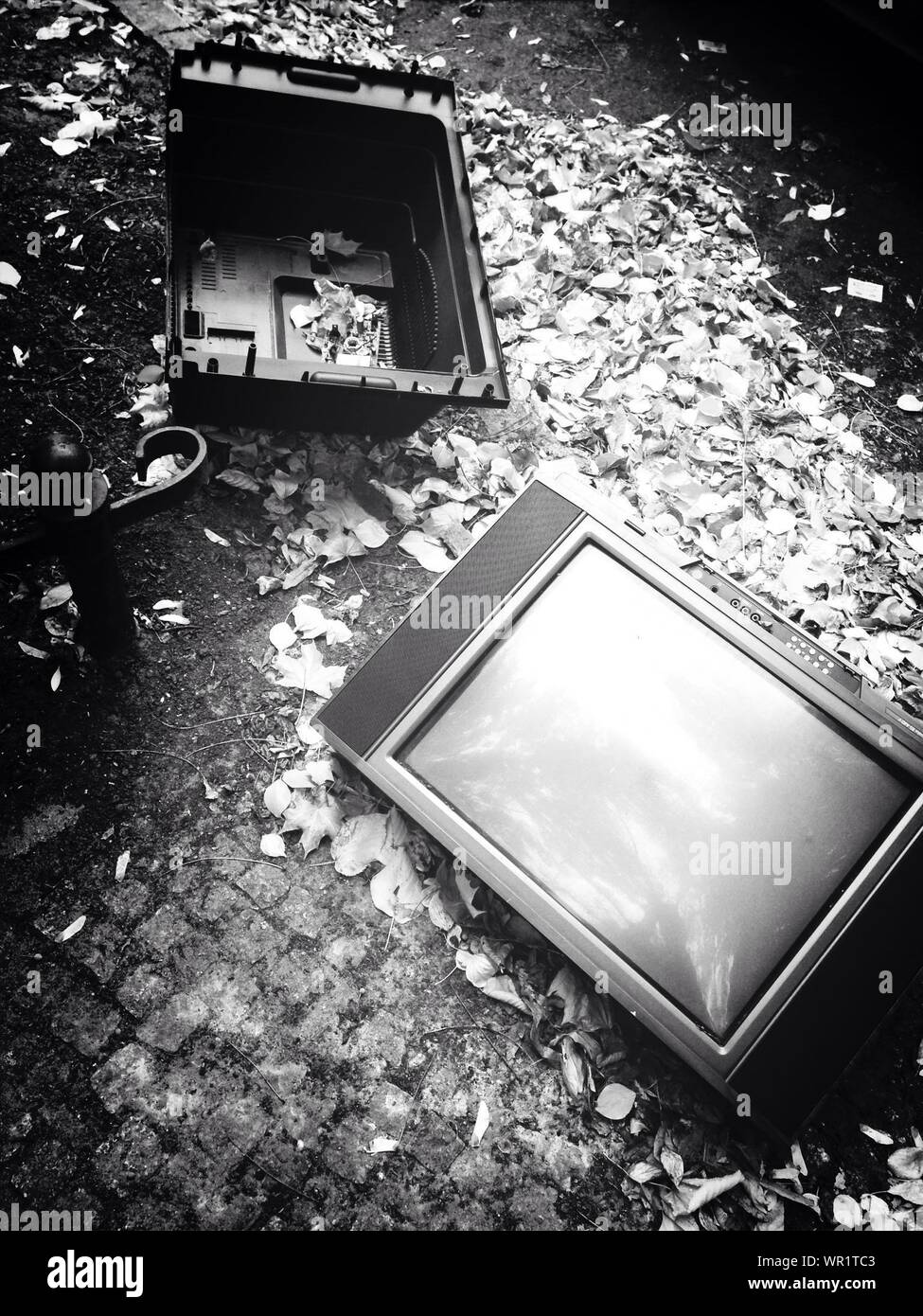 Alter kaputter fernseher -Fotos und -Bildmaterial in hoher Auflösung ...