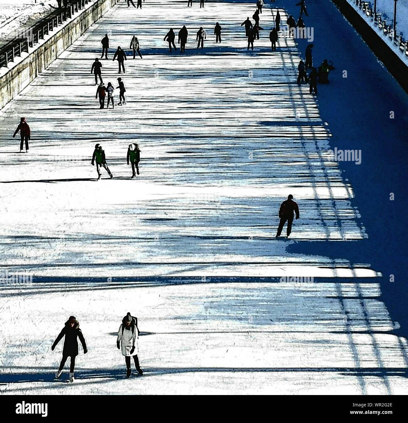 Gruppe von menschen beim eislaufen -Fotos und -Bildmaterial in hoher ...