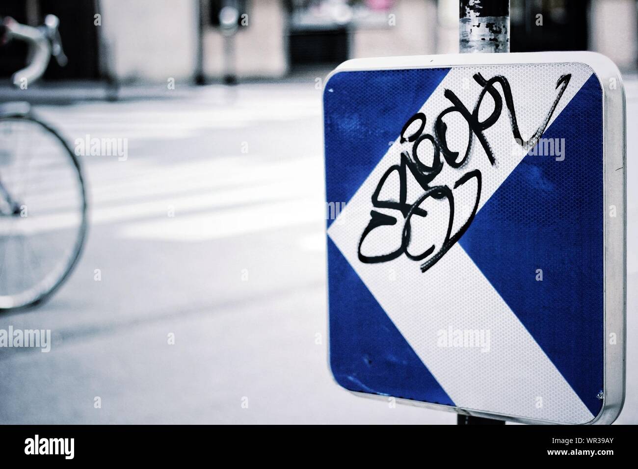 Text mit pfeil nach oben -Fotos und -Bildmaterial in hoher Auflösung ...