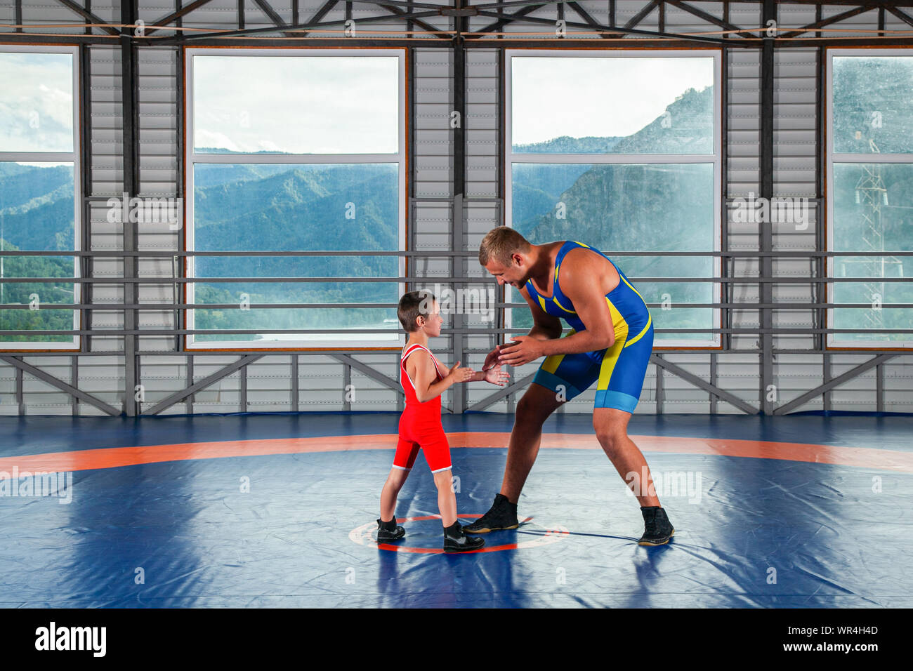 Ein erwachsenen männlichen Wrestler Trainer lehrt die Grundlagen von ...