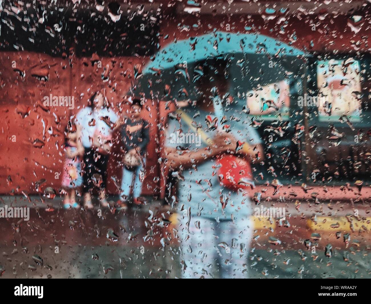 Fenster regen menschen -Fotos und -Bildmaterial in hoher Auflösung – Alamy