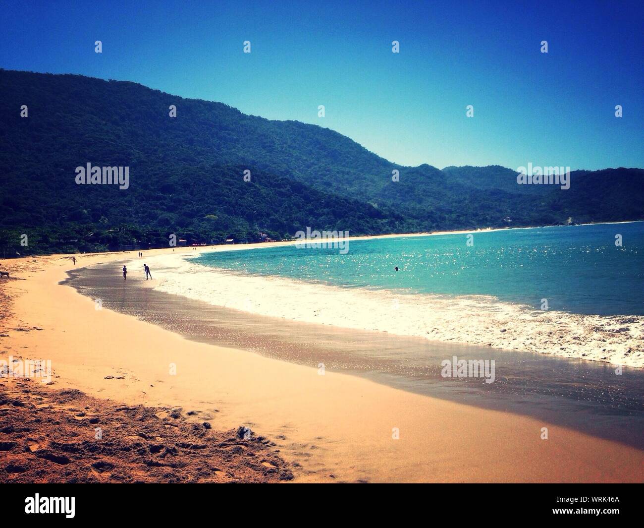 Sandstrand mit bergen im hintergrund -Fotos und -Bildmaterial in hoher ...