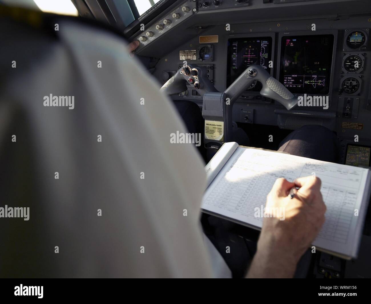 Writing in logbook -Fotos und -Bildmaterial in hoher Auflösung – Alamy