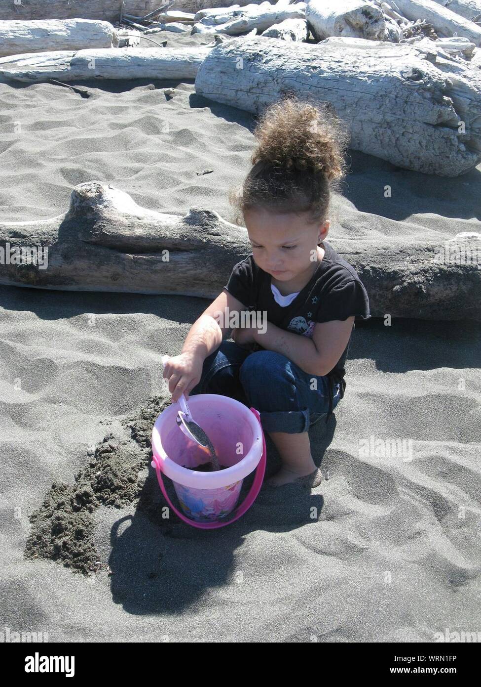 Mädchen spielen im sand -Fotos und -Bildmaterial in hoher Auflösung ...