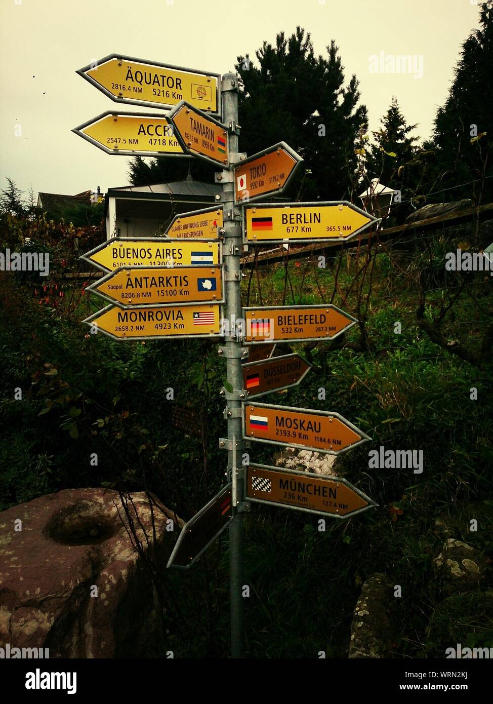 Abstandszeichen pol -Fotos und -Bildmaterial in hoher Auflösung – Alamy